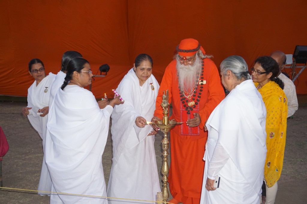 Mahamandleshwars Swami Pragyanand, Maa Maitrey Giri & Sis Hema ...